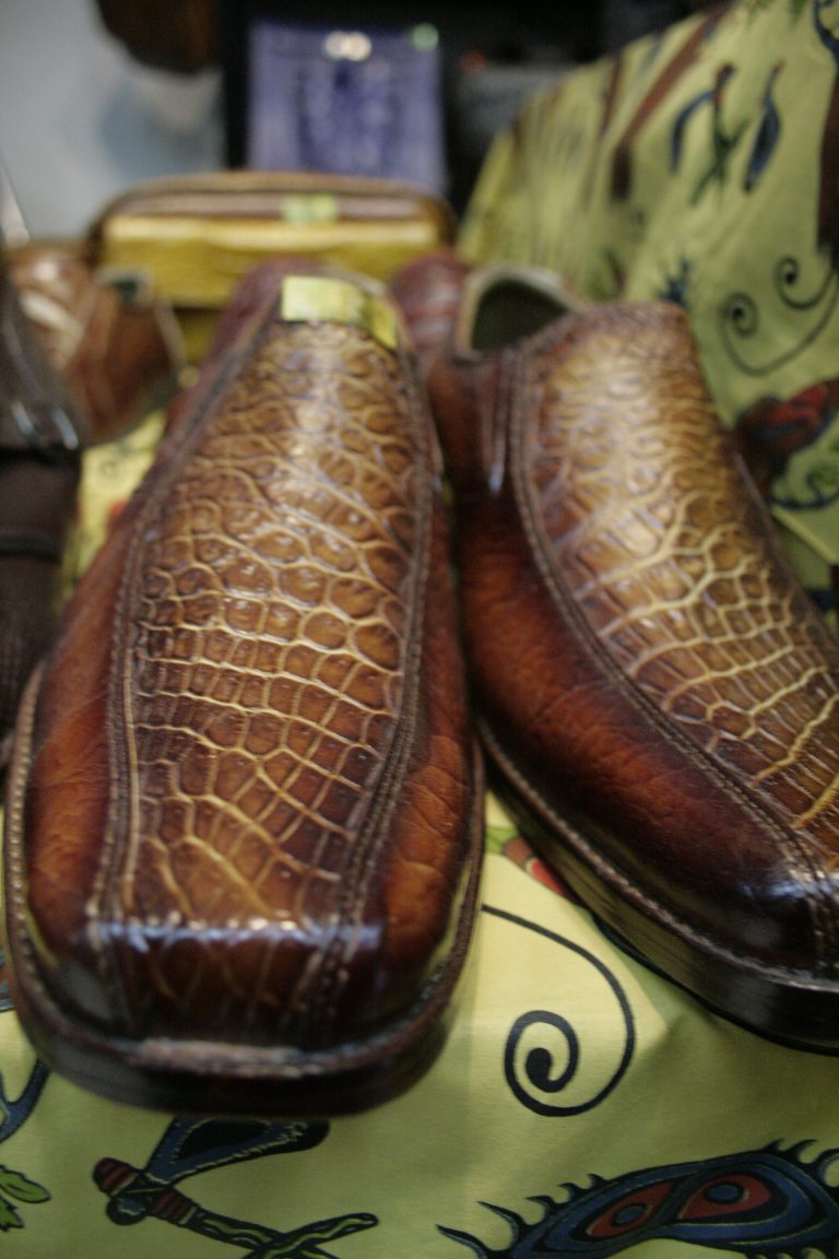 Unik dan Langka, Pengusaha Ini Jualan Produk Kulit Buaya Beromzet Ratusan Juta