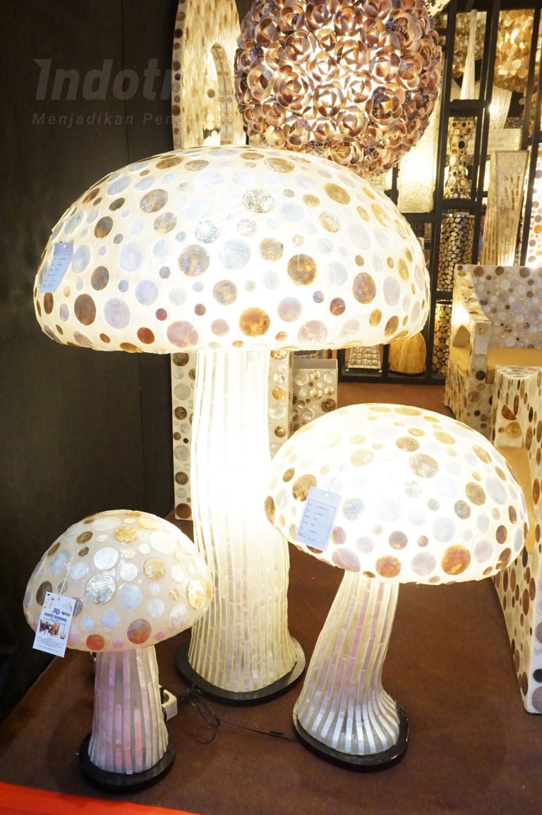 Nur Handiyah Sulap Sampah Kulit Kerang Jadi Barang Mewah Bernilai ...